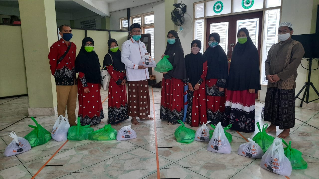 Lazismu Al Ummah bagikan 100 paket untuk program bakti Guru - Menara62