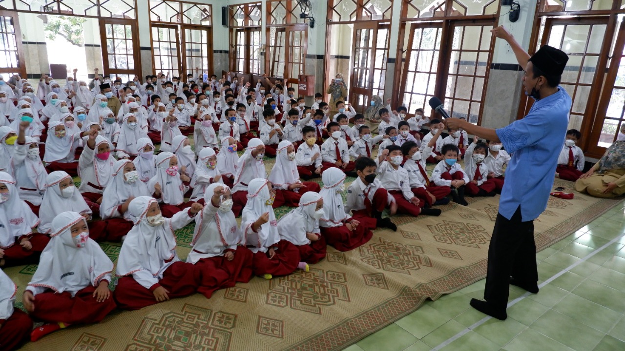 Unik, Halal Bihalal SD Muhammadiyah PK Kottabarat Hadirkan Pendongeng dan Motivator - Menara62