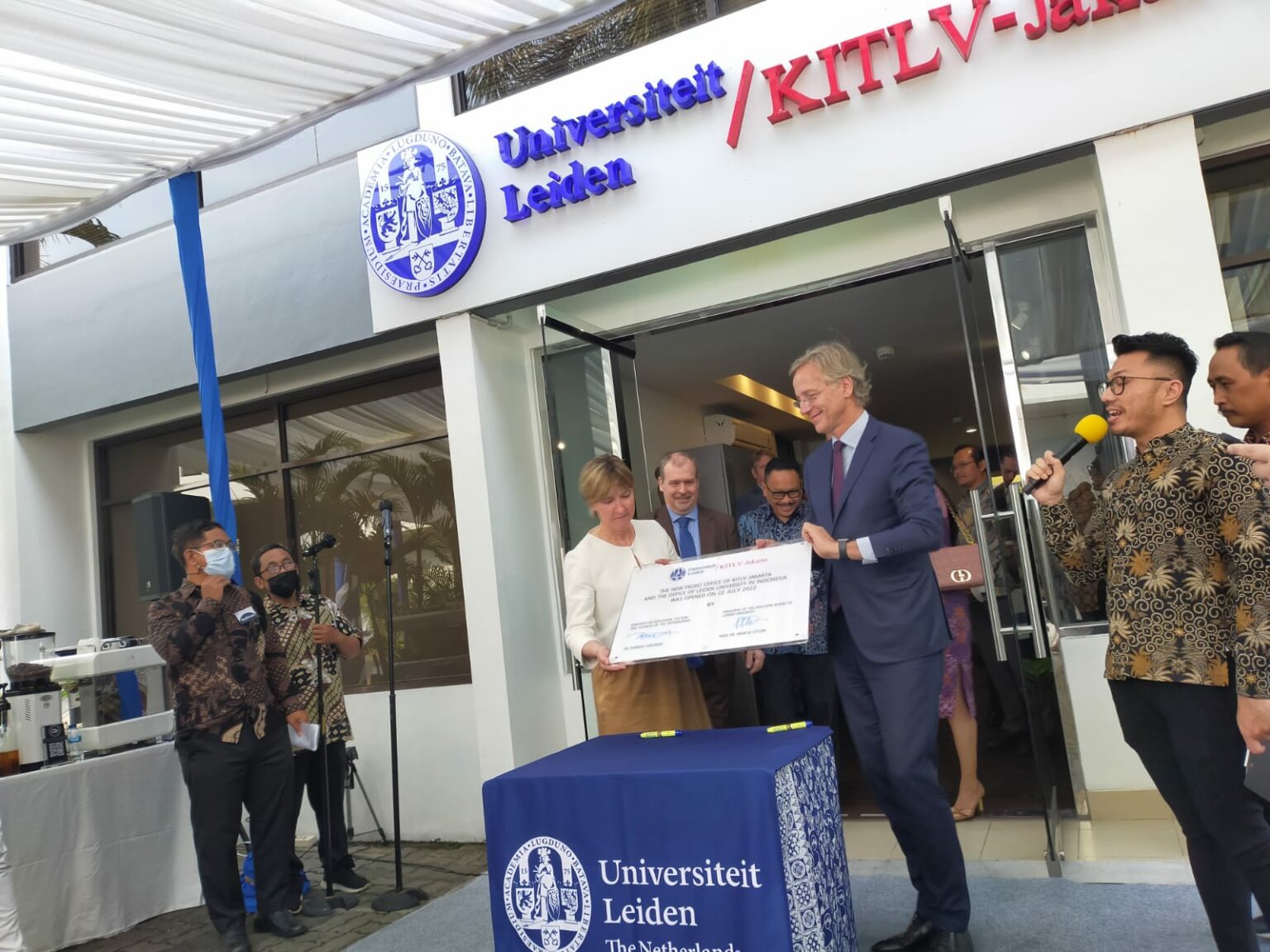 Menteri Dijkgraaf Resmikan Front Office KITLV-Jakarta dan Kantor ...