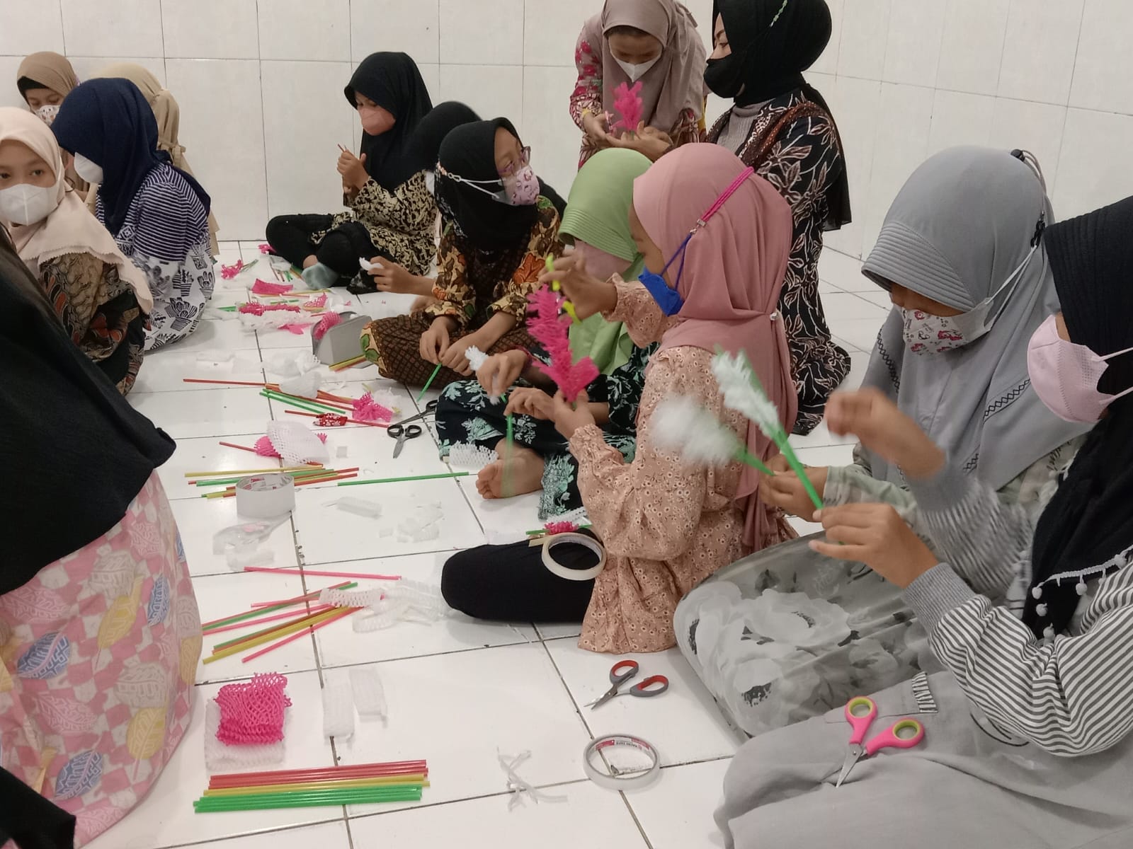 Siswa SD Muhammadiyah PK Kottabarat Olah Sampah Bungkus Apel untuk ...